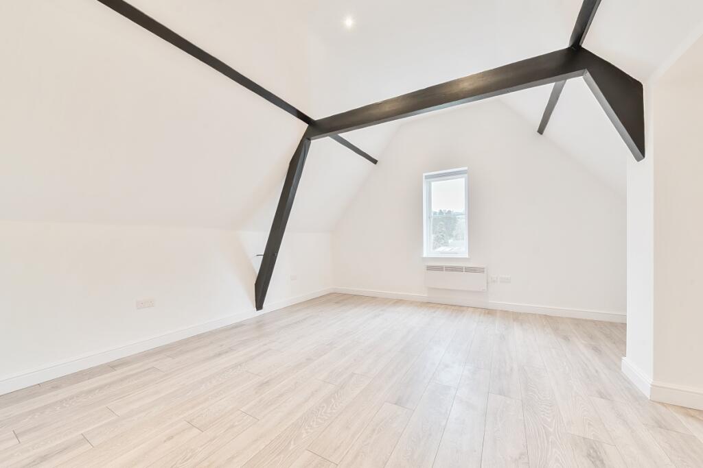 2 bedroom flat for rent in Wray Park Road Reigate RH2