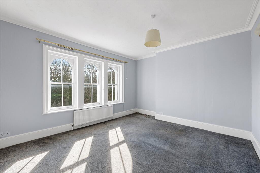 2 bedroom apartment for sale in Wray Park Road, Reigate, Surrey, RH2