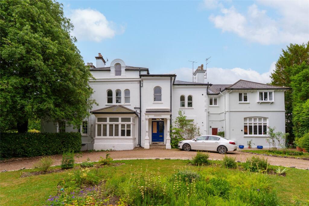 2 bedroom apartment for sale in Wray Park Road, Reigate, Surrey, RH2