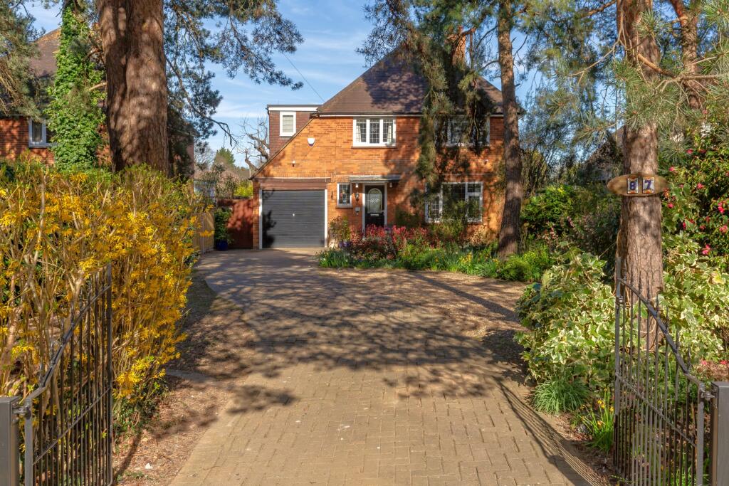 4 bedroom detached house for sale in Balcombe Road, Horley, Surrey, RH6