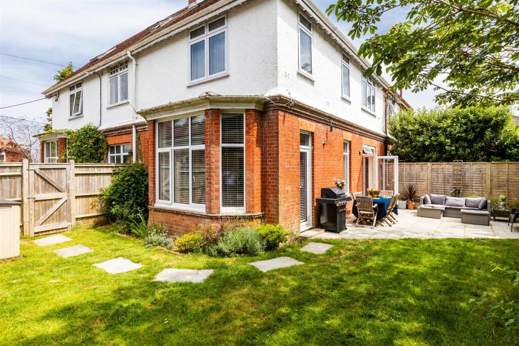 2 bedroom flat for sale in 950 sq ft garden apartment on Oakwood Road, Burgess Hill, RH15