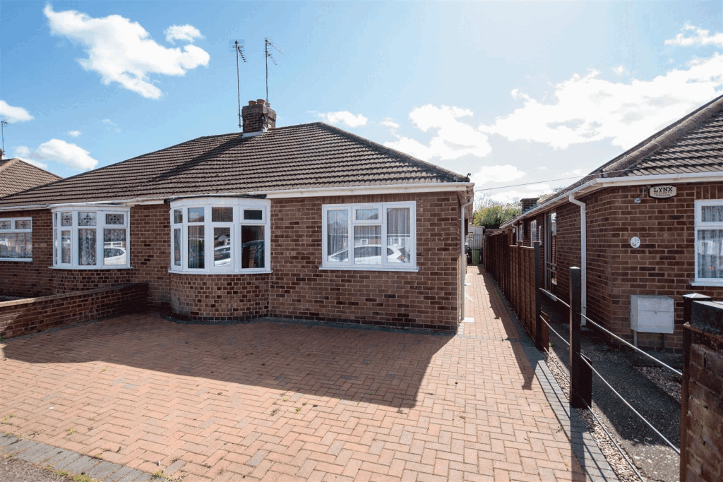 2 bedroom semi-detached bungalow for sale in Oxford Street, Finedon ...