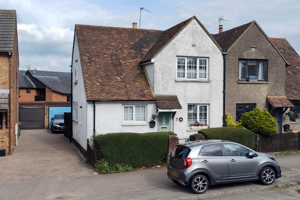 3 bedroom semi-detached house for sale in St Agnells Lane, Hemel ...