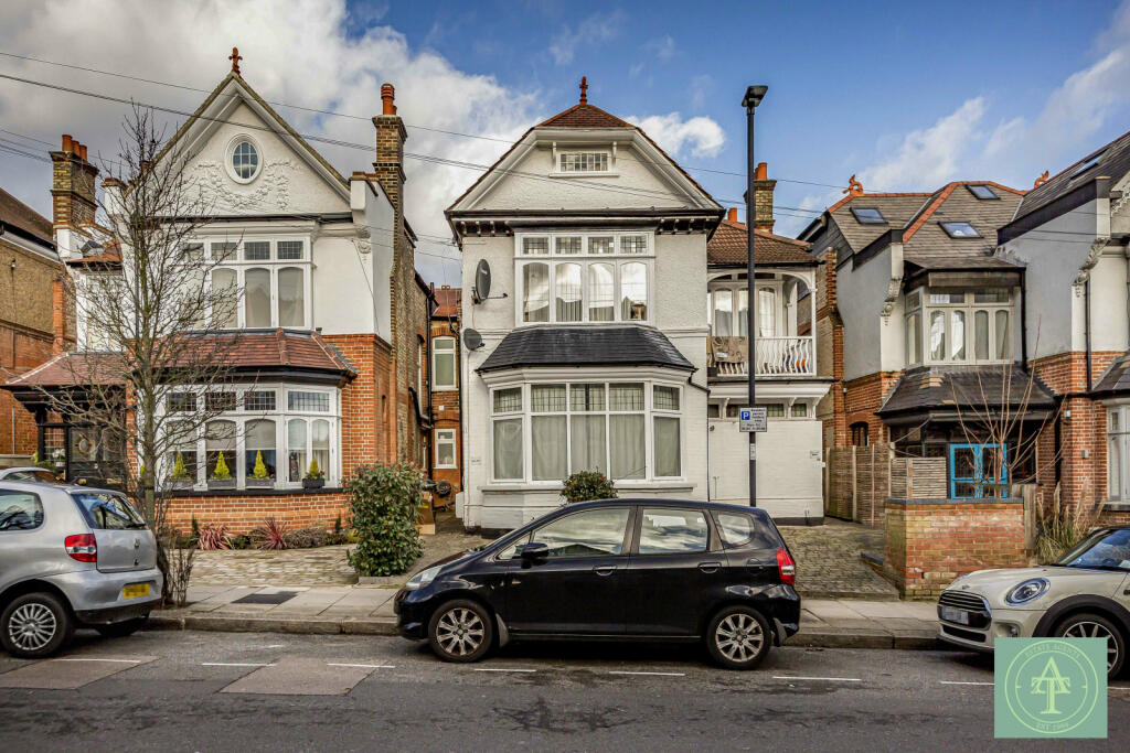 2 bedroom flat for sale in Compton Road, London, N21