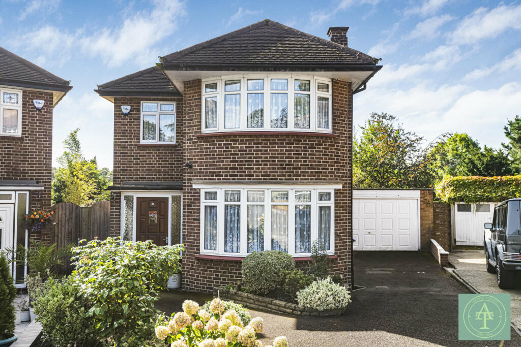3 bedroom detached house for sale in Hadley Close, London, N21