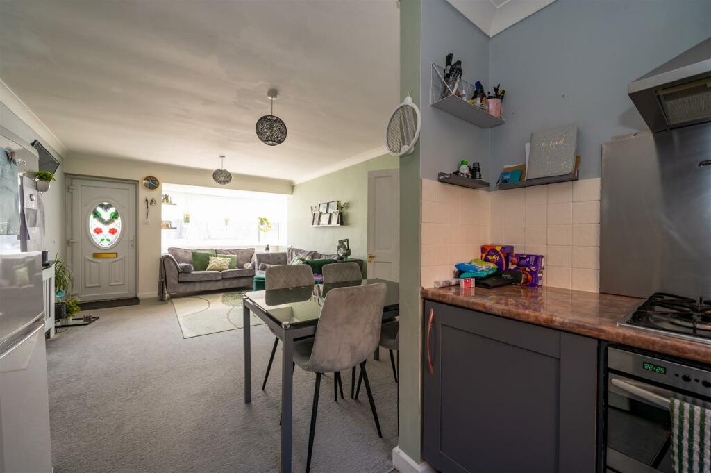 3 bedroom flat for sale in Winsor Close, Hayling Island, PO11