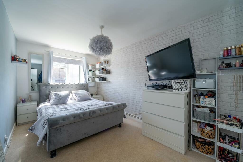 3 bedroom flat for sale in Winsor Close, Hayling Island, PO11