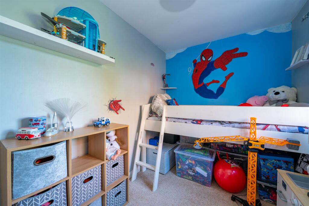 3 bedroom flat for sale in Winsor Close, Hayling Island, PO11