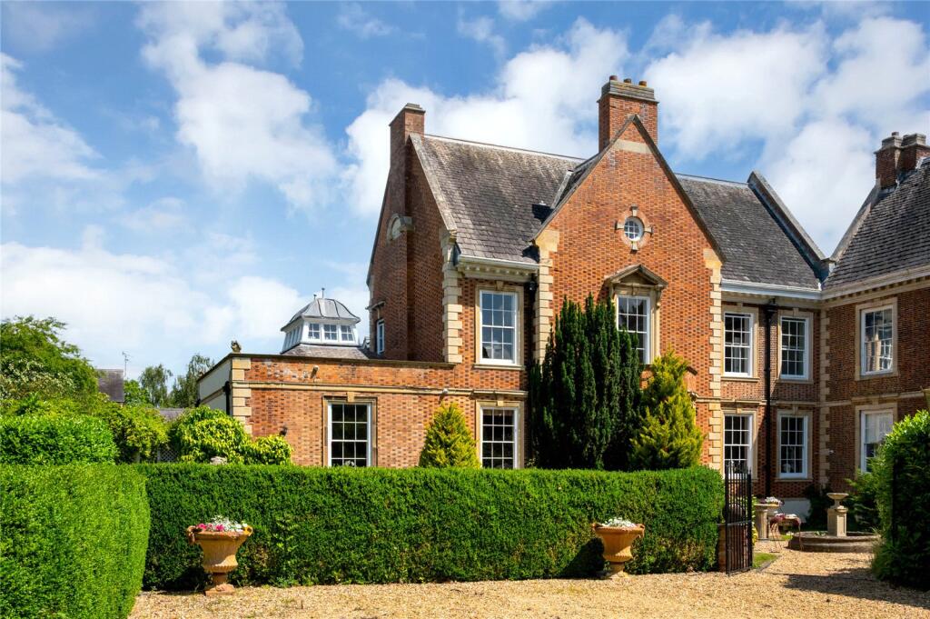 5 bedroom link detached house for sale in Chestnut Drive, Stretton Hall ...