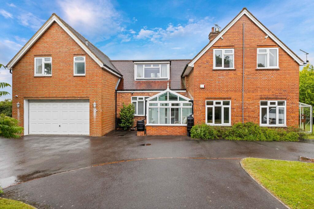 6 bedroom detached house for sale in Beacon Rise, East Grinstead, RH19