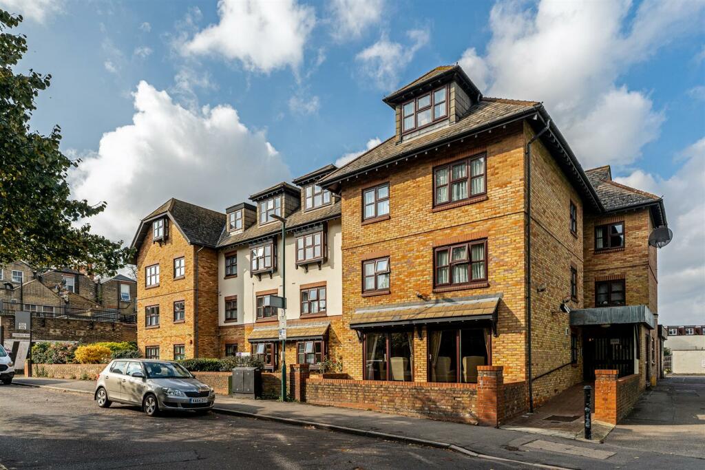 2 bedroom apartment for sale in Nightingale Lane, Wanstead, E11