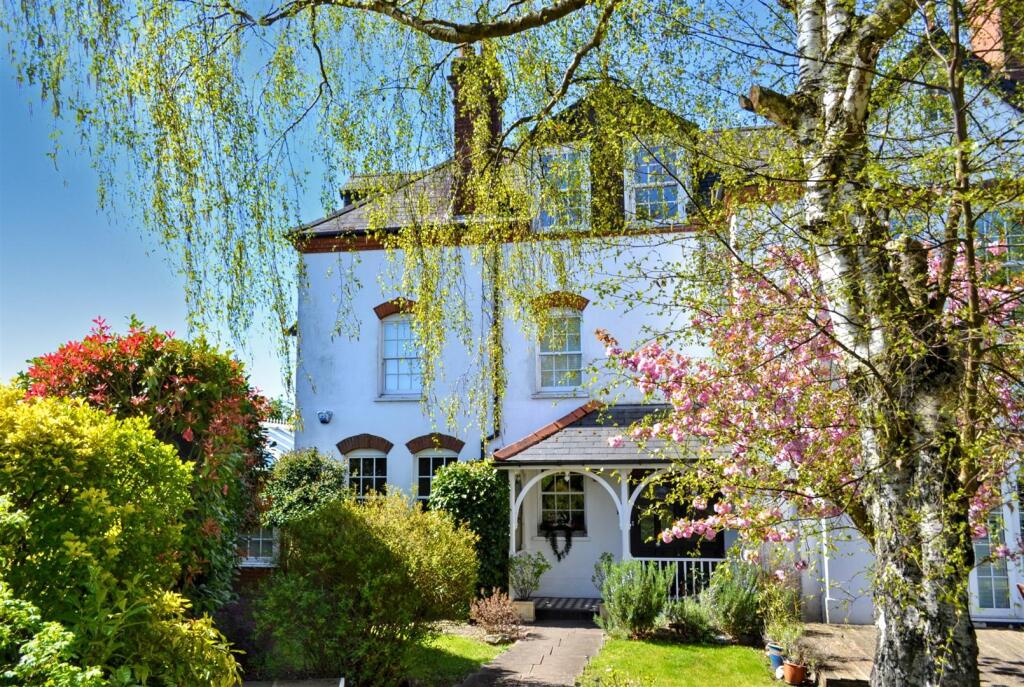 4 bedroom end of terrace house for sale in Pudding Lane, Chigwell, IG7