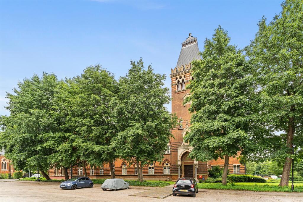 1 bedroom flat for sale in Clock Court, Victory Road, Wanstead, E11
