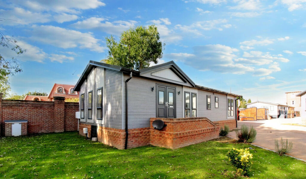 2 bedroom park home for sale in Staines-upon-Thames, Surrey, TW18