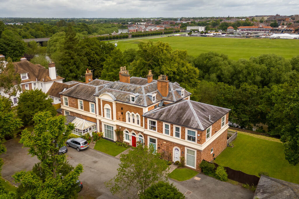 2 bedroom apartment for sale in Curzon Park North, Chester, CH4