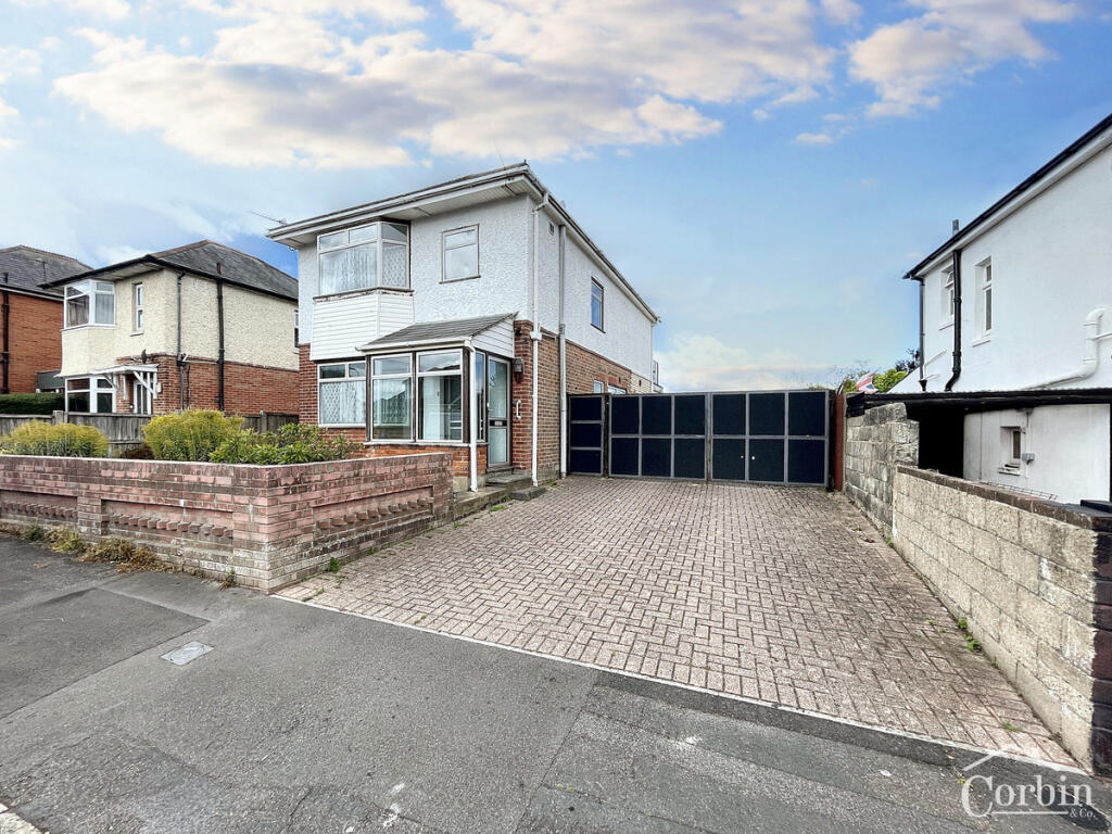 3 bedroom detached house for sale in Howeth Road, Bournemouth, BH10 5, BH10