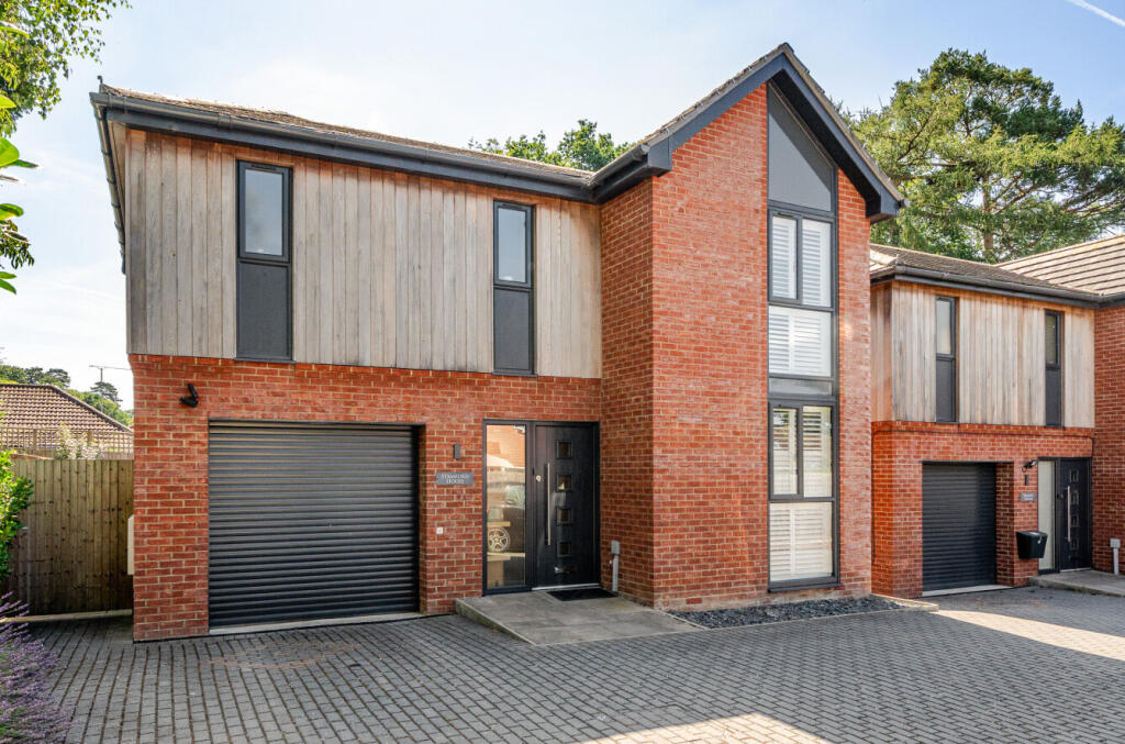 3 bedroom detached house for sale in Evingar Road, Whitchurch ...