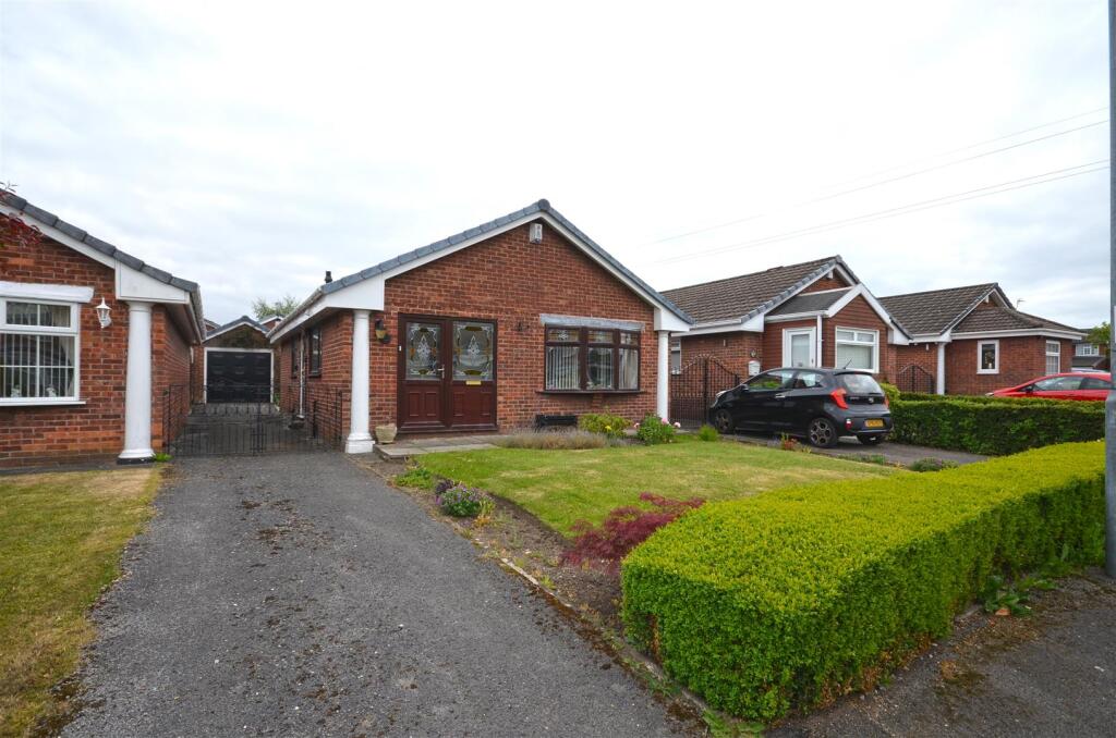2 bedroom detached bungalow for sale in Bristol Avenue, Ashton-Under ...