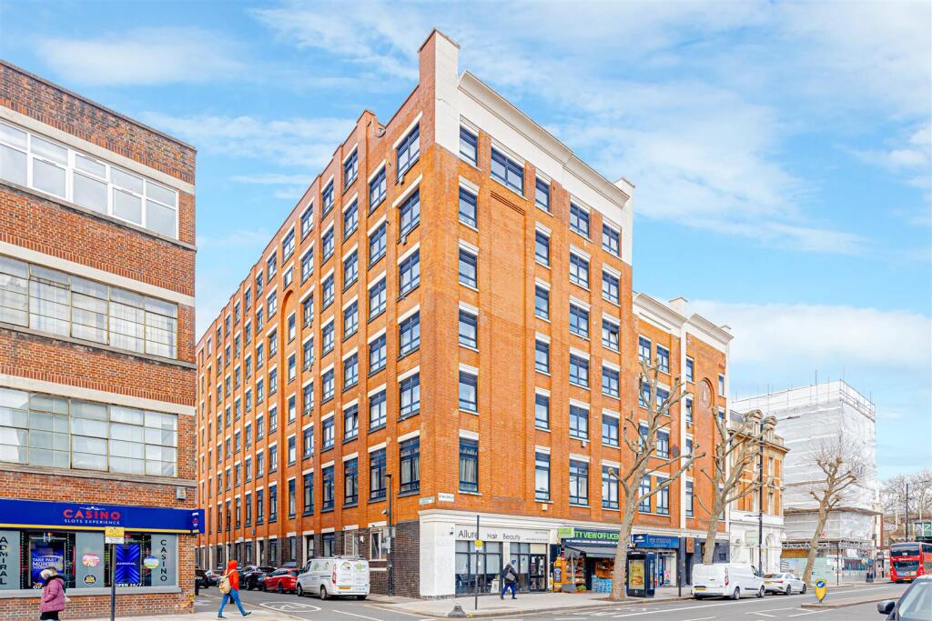 2 bedroom flat for rent in City View House, Bethnal Green Road, E2