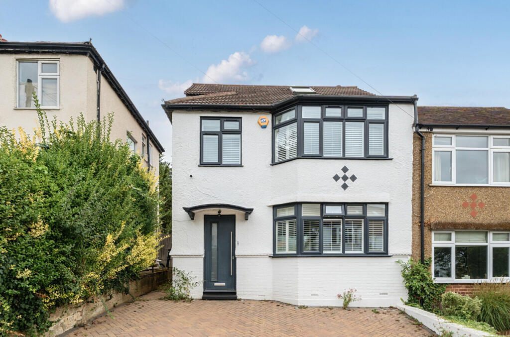 4 bedroom end of terrace house for sale in Woodfall Avenue, Barnet, EN5