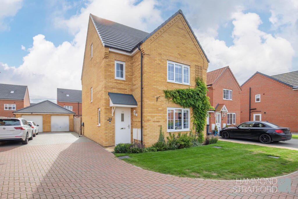 4 bedroom detached house for sale in Deer Vale, Hethersett, NR9