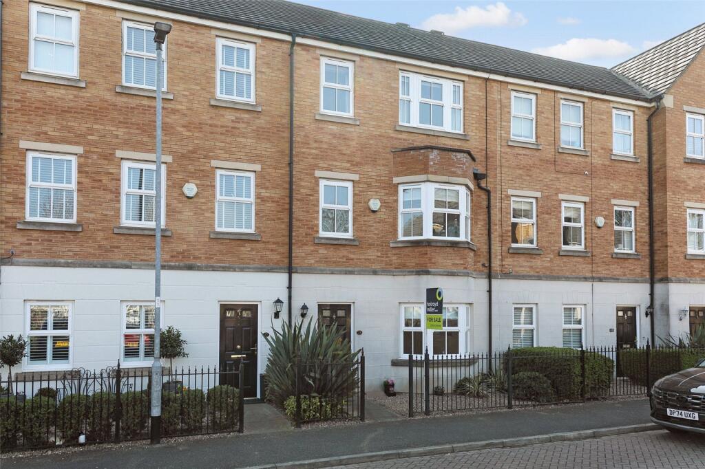 4 bedroom house for sale in Tuke Grove, Wakefield, West Yorkshire, WF1