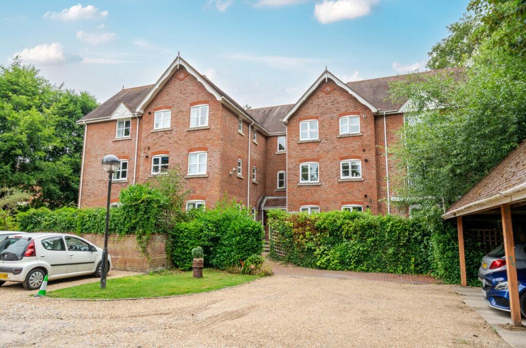 2 bedroom flat for sale in Bridge Street, Wickham, Fareham, Hampshire, PO17