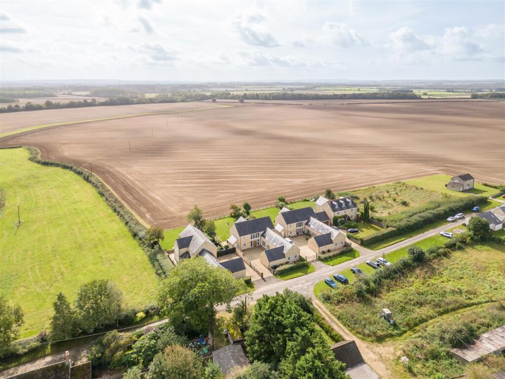 5 bedroom detached house for sale in Greenway, Caulcott, OX25