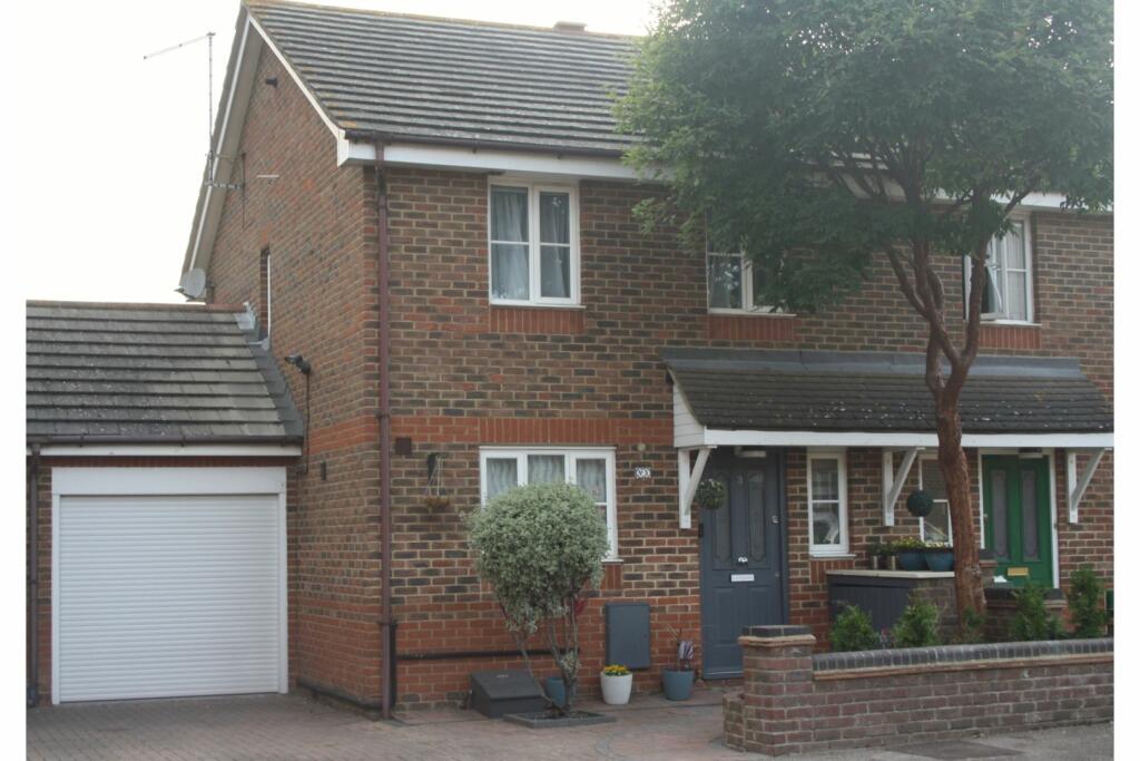 3 bedroom semi-detached house for sale in Arden Close, London, SE28
