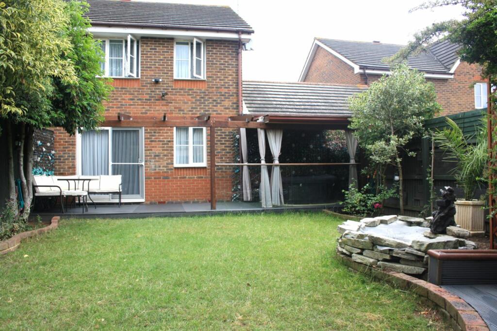 3 bedroom semi-detached house for sale in Arden Close, London, SE28