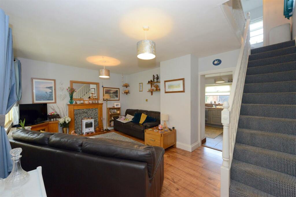 3 bedroom semi-detached house for sale in Malvern Close, Sutton Farm ...