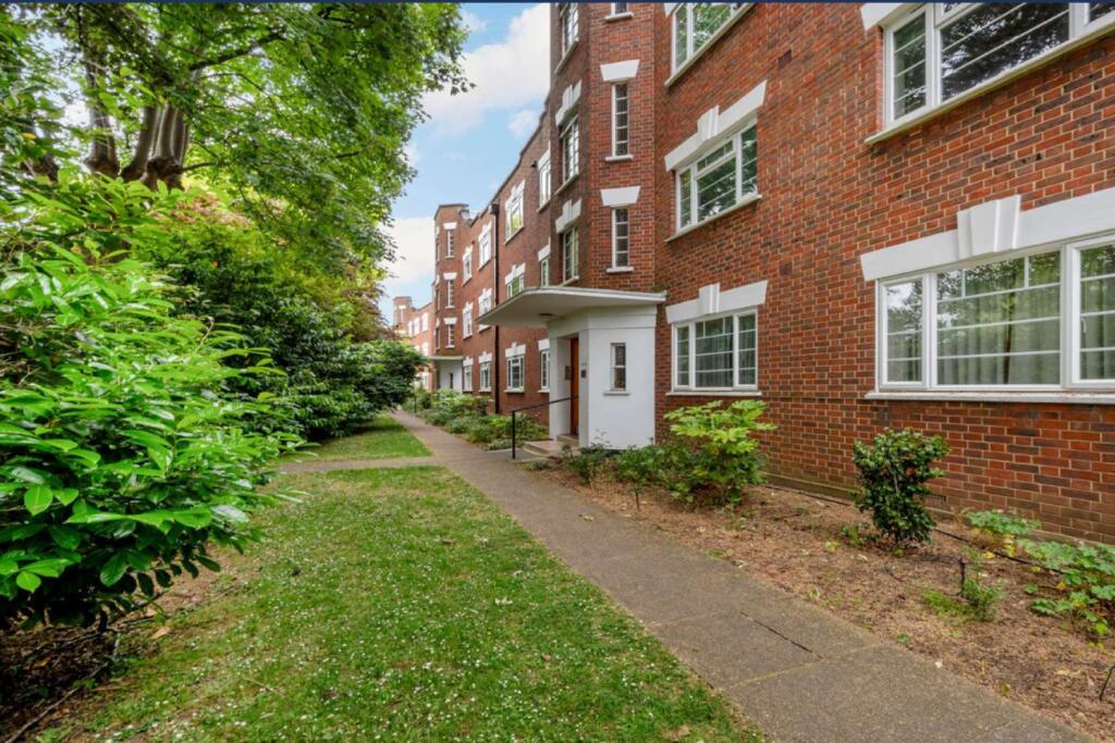 1 bedroom flat for sale in Bushey Road, London, SW20