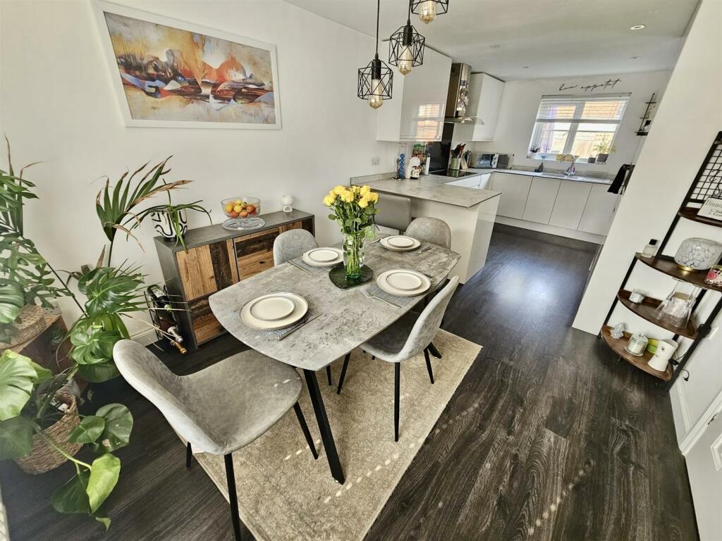 4 Bedroom Detached House For Sale In Dorney Road Blunsdon St Andrew