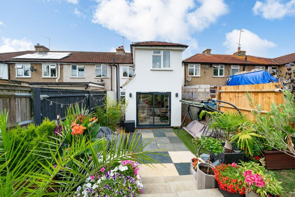 3 bedroom end of terrace house for sale in Boxmoor, Hemel Hempstead ...