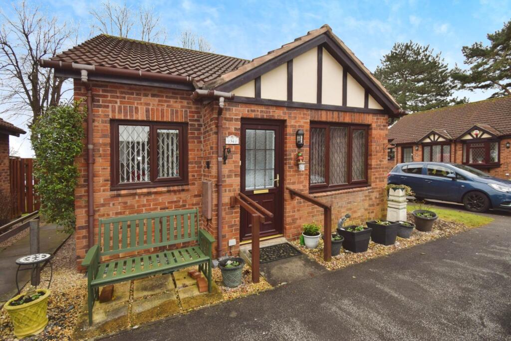 2 bedroom detached bungalow for sale in Heathcote Gardens, Bebington, CH63