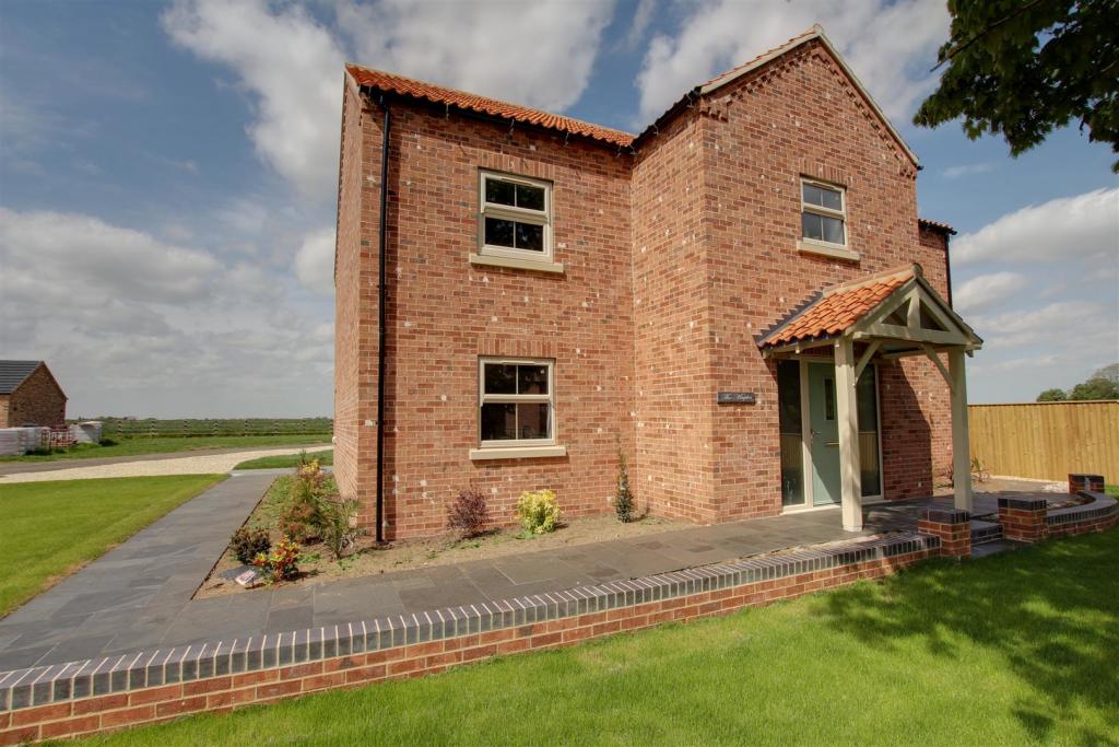 4 bedroom detached house for sale in Sutton Road, Bilsby, LN13