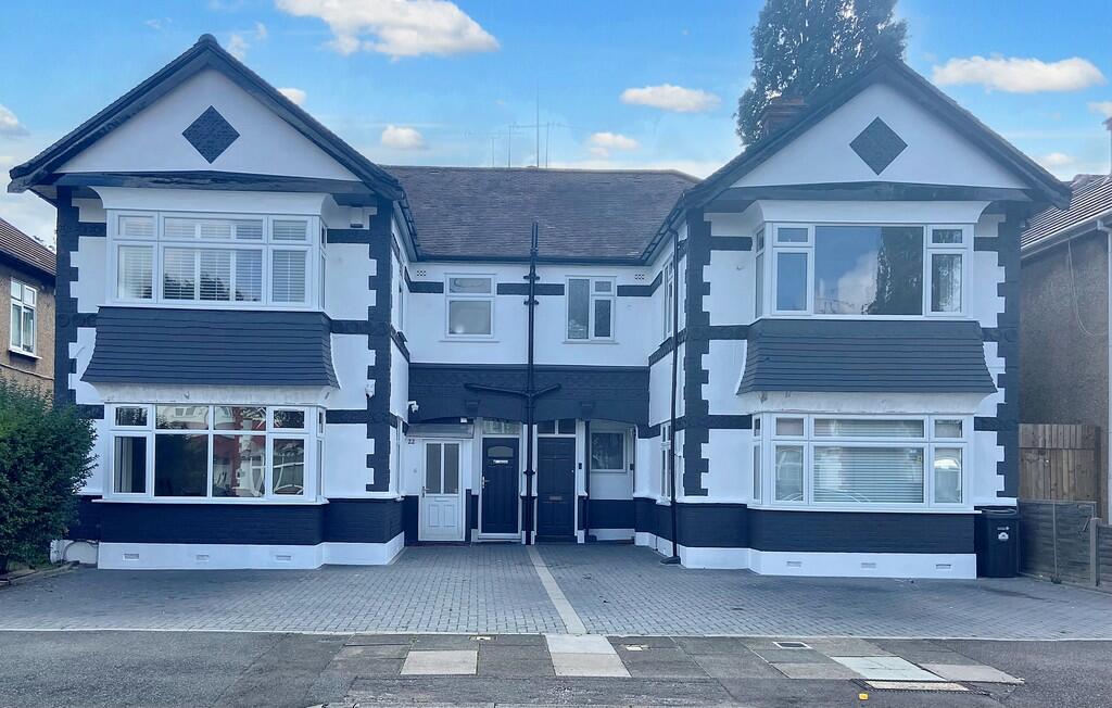 2 bedroom maisonette for sale in Lechmere Avenue, Woodford Green, IG8