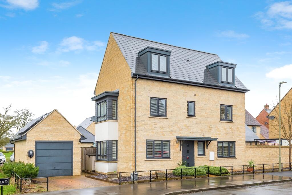 4 bedroom detached house for sale in Shellingford Road, Carterton, OX18