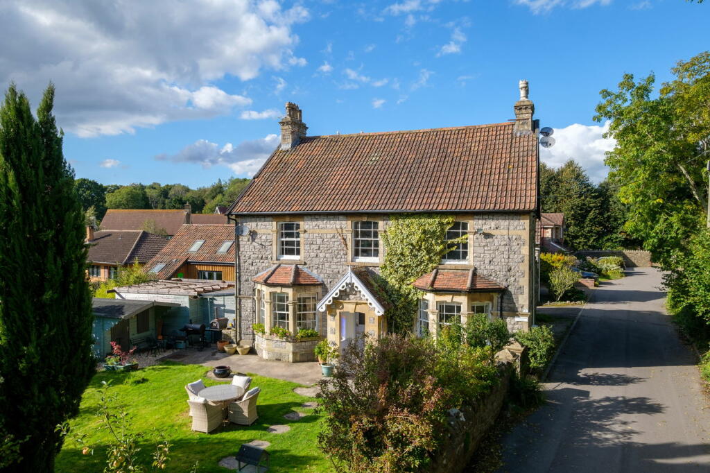 6 bedroom detached house for sale in Rockeries Drive, Winscombe, BS25