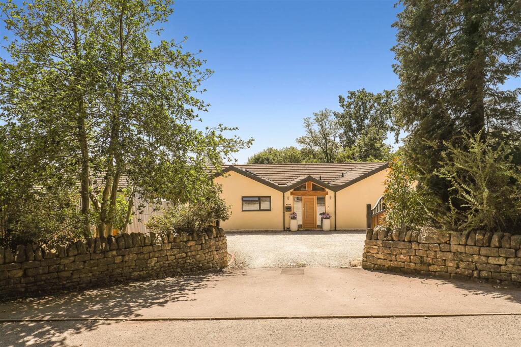 4 bedroom detached bungalow for sale in Frithwood, Brownshill, Stroud, GL6