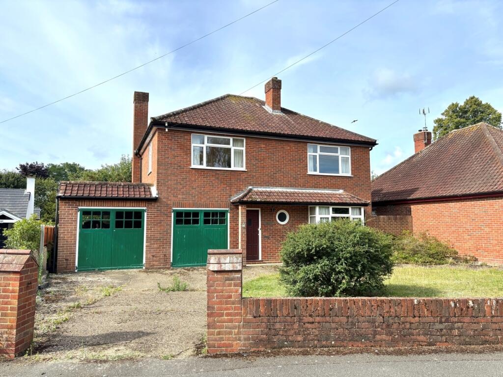 3 bedroom detached house for sale in Simons Walk, Englefield Green, Egham, Surrey, TW20