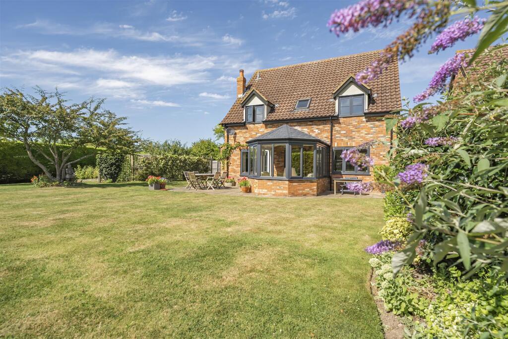 4 bedroom detached house for sale in Ivinghoe Aston, LU7