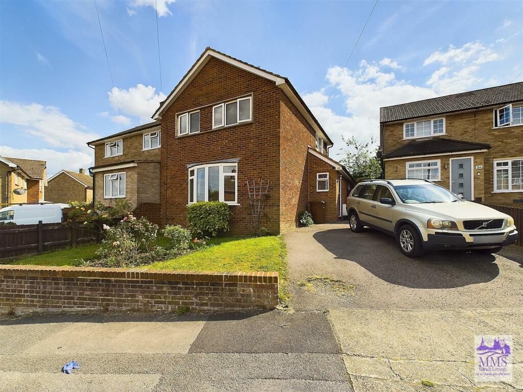 4 Bedroom Semi Detached House For Sale In Tern Crescent Strood