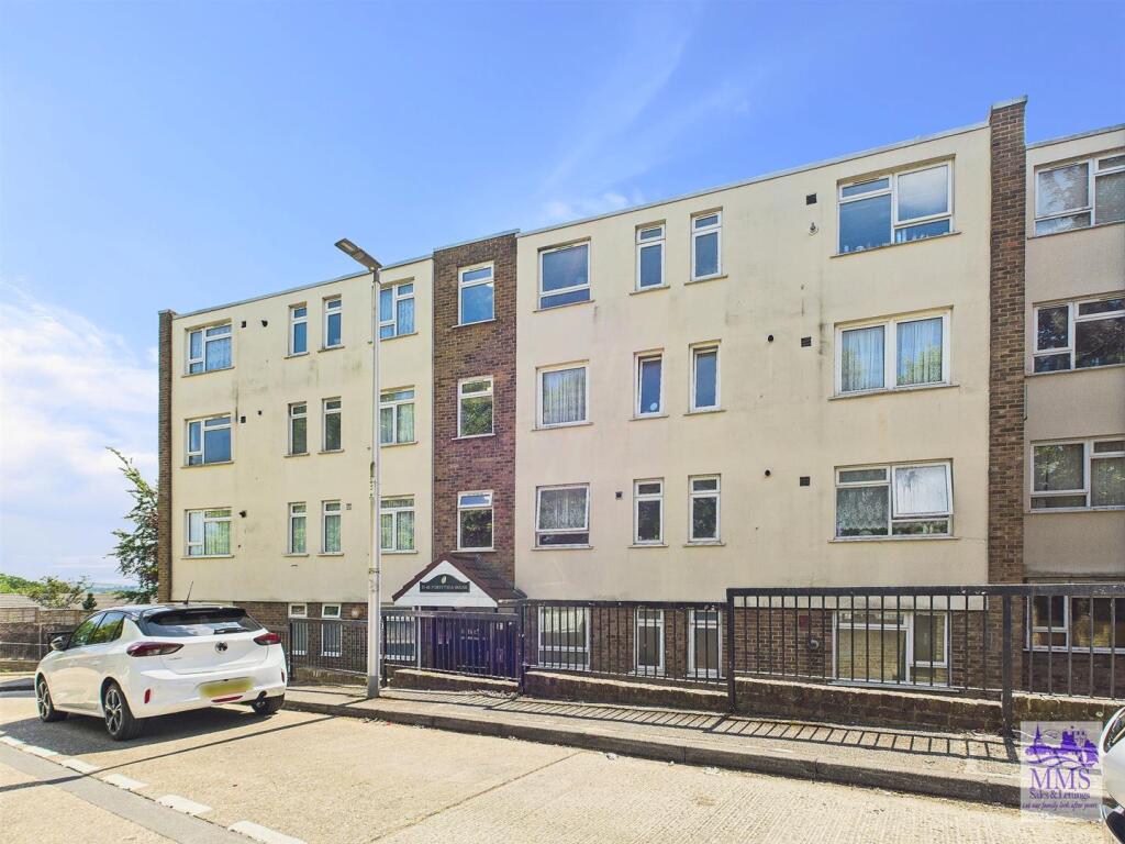 2 bedroom flat for sale in Humber Crescent, Strood, ME2