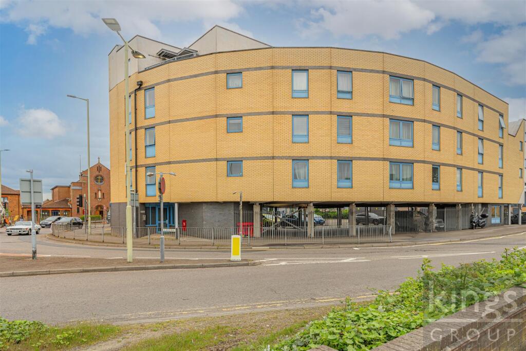 2 bedroom flat for sale in Sawyers Court, Sturlas Way, Waltham Cross, EN8