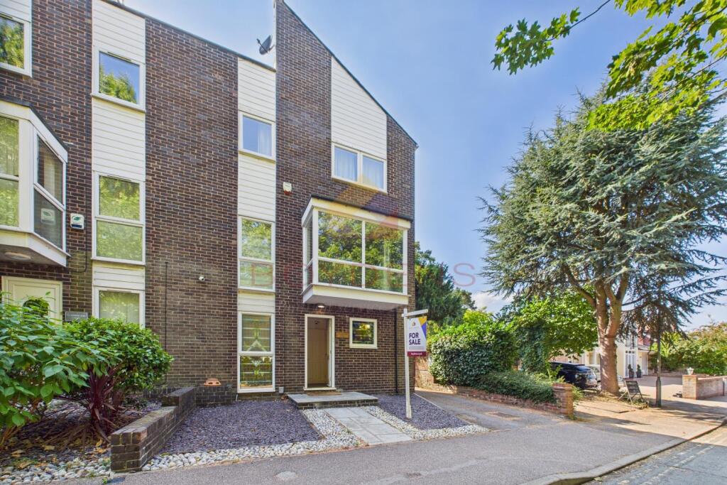 3 bedroom end of terrace house for sale in Oaks Drive, Lexden, CO3