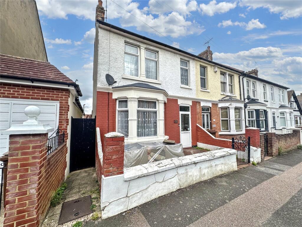 3 bedroom end of terrace house for sale in Carlton Avenue, Gillingham ...