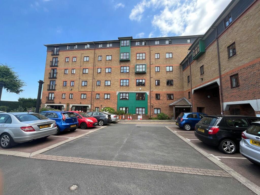 2 bedroom flat for sale in West Street, Gravesend, Kent, DA11