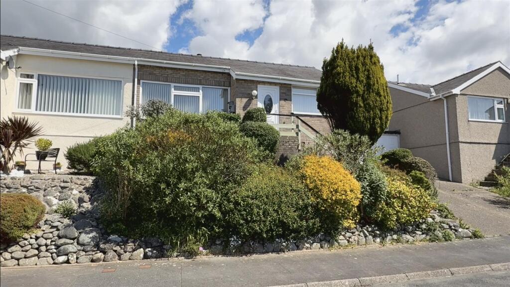 2 bedroom bungalow for sale in Bro Enddwyn, Dyffryn Ardudwy, LL44