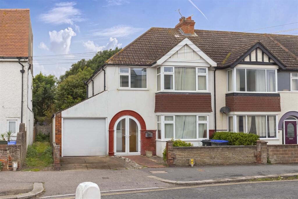 3 bedroom end of terrace house for sale in Ham Road, Worthing, BN11